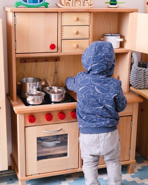 Play kitchen in solid wood with cabinets | Toy Estate